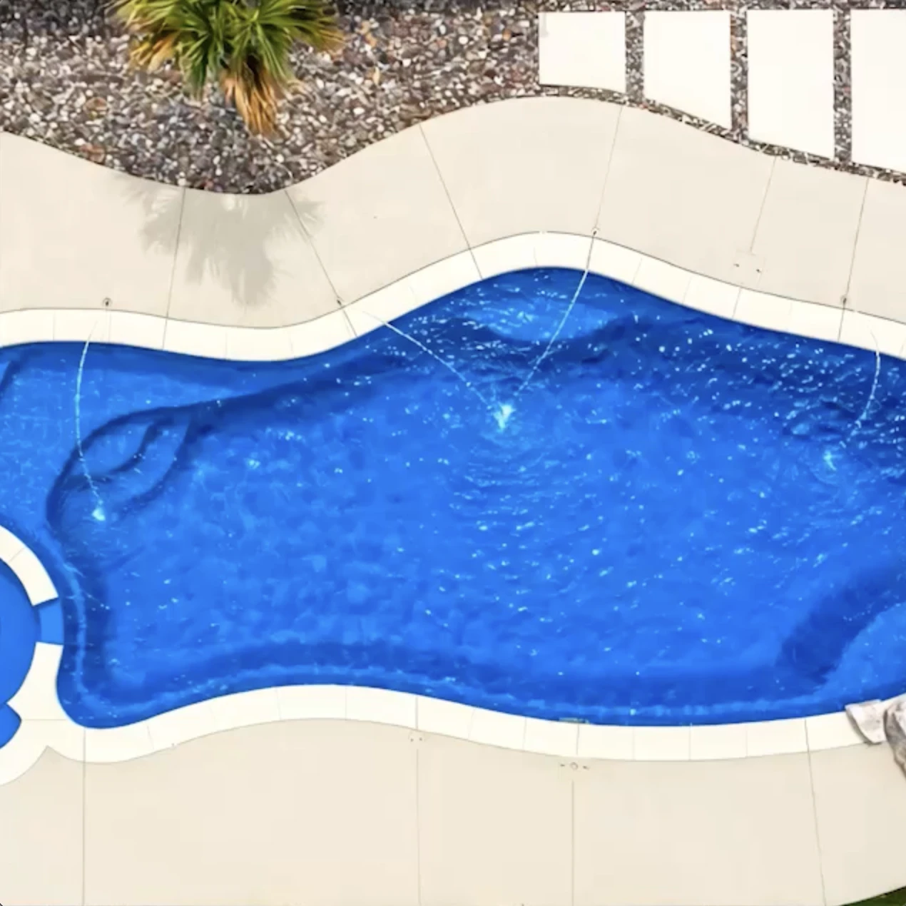 The Serene freeform fiberglass swimming pool design - Aviva Pools ...